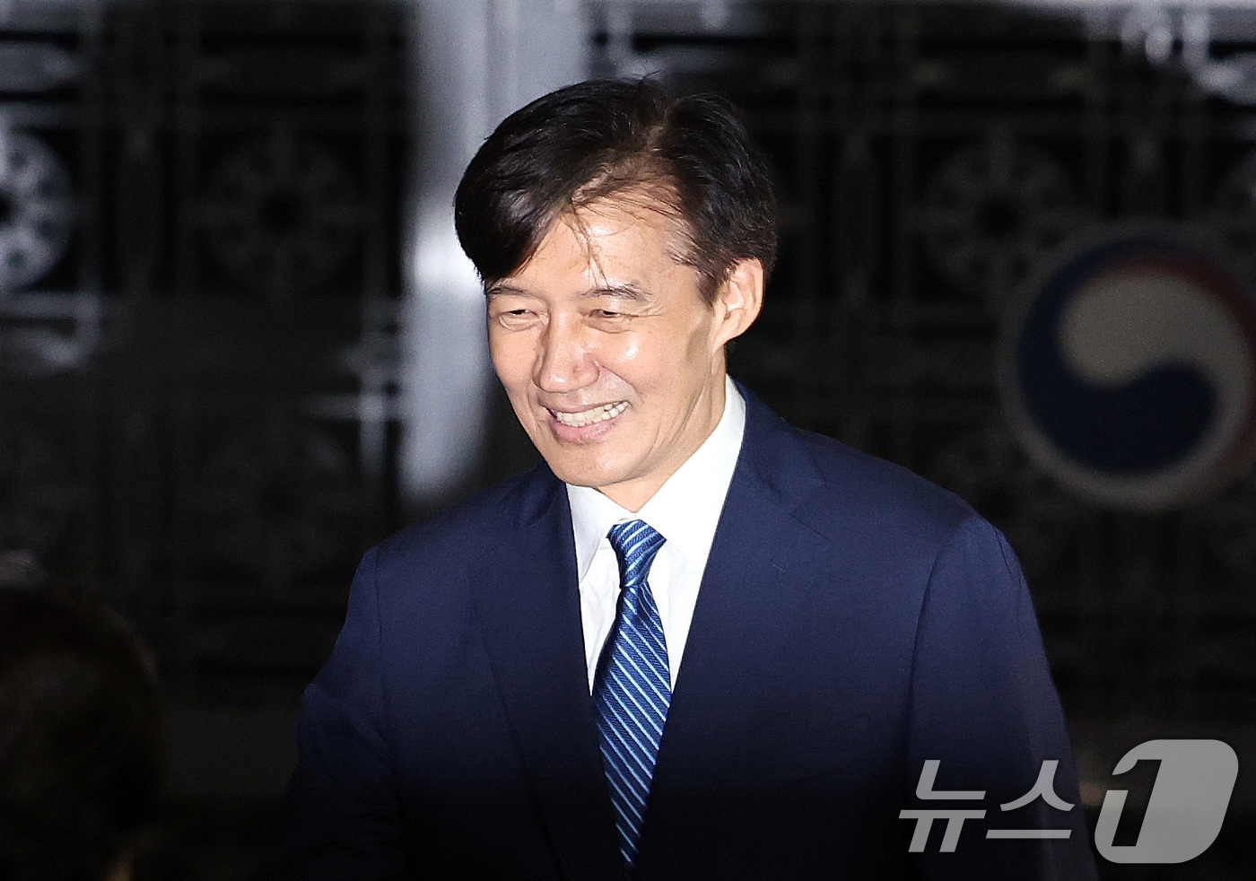 조국 사면 찬성 43% 반대 48%…출소 曺 "검찰독재 종식 상징" [갤럽]