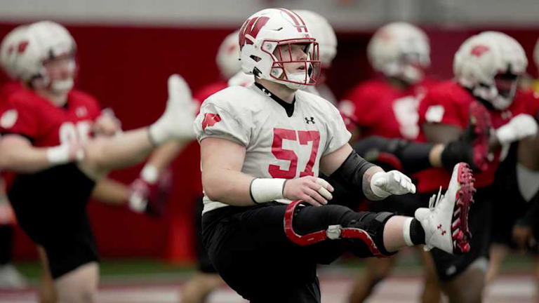 Injuries piling up along Wisconsin Badgers offensive line: Fall camp ...