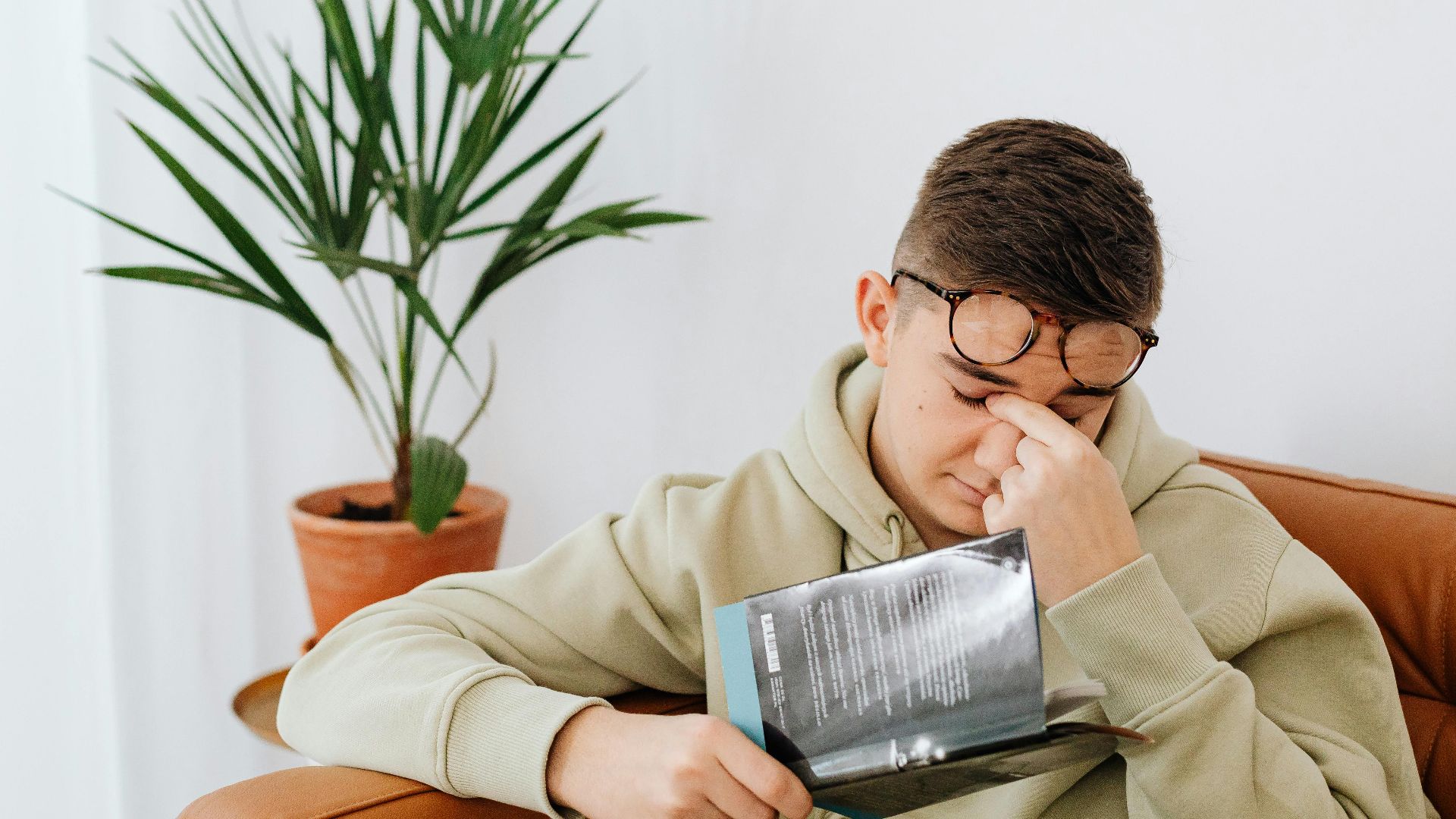 10 Signs Your Eyes Are Strained & 10 Tips For Resting Them