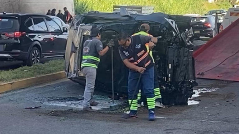 Vehículo Cupra "vuela" de la autopista México-Puebla y cae a la ...