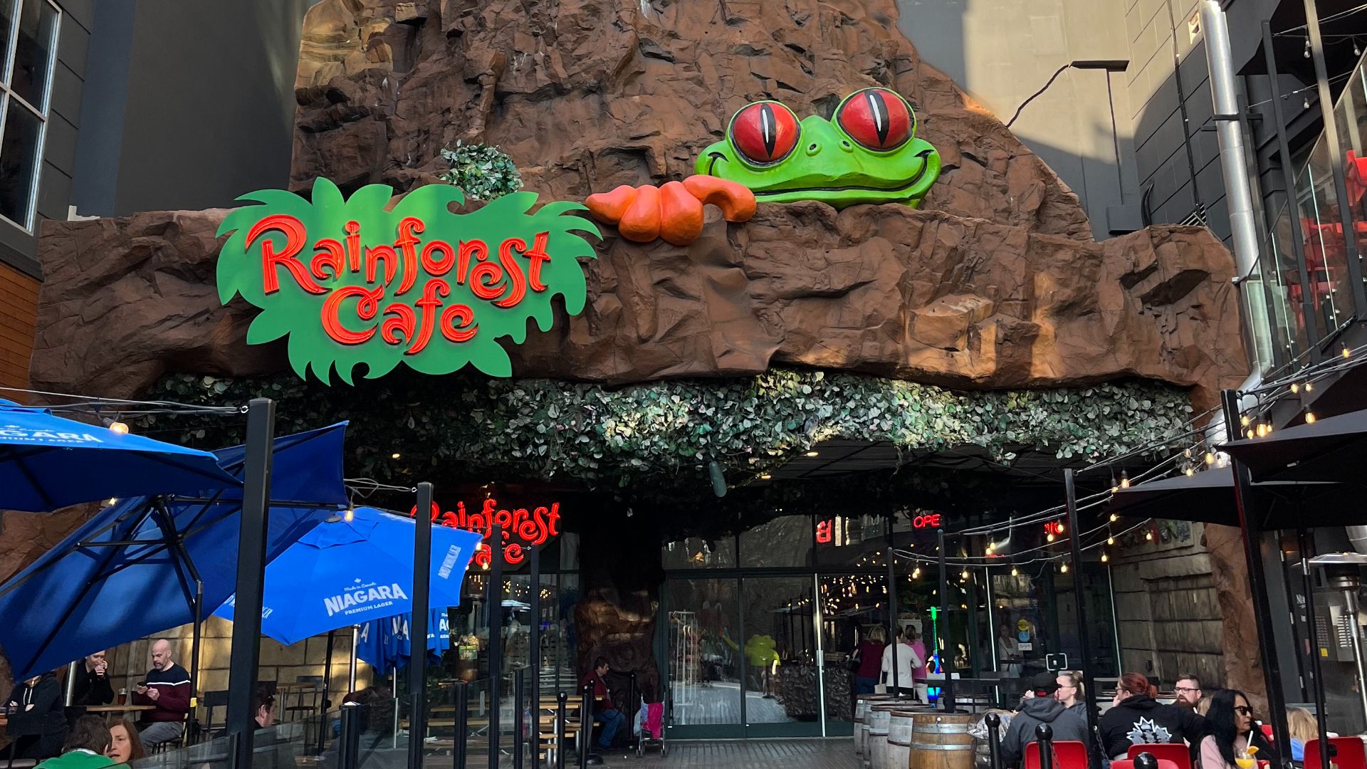 20 Tourist Trap Restaurants You Should Stay Away From