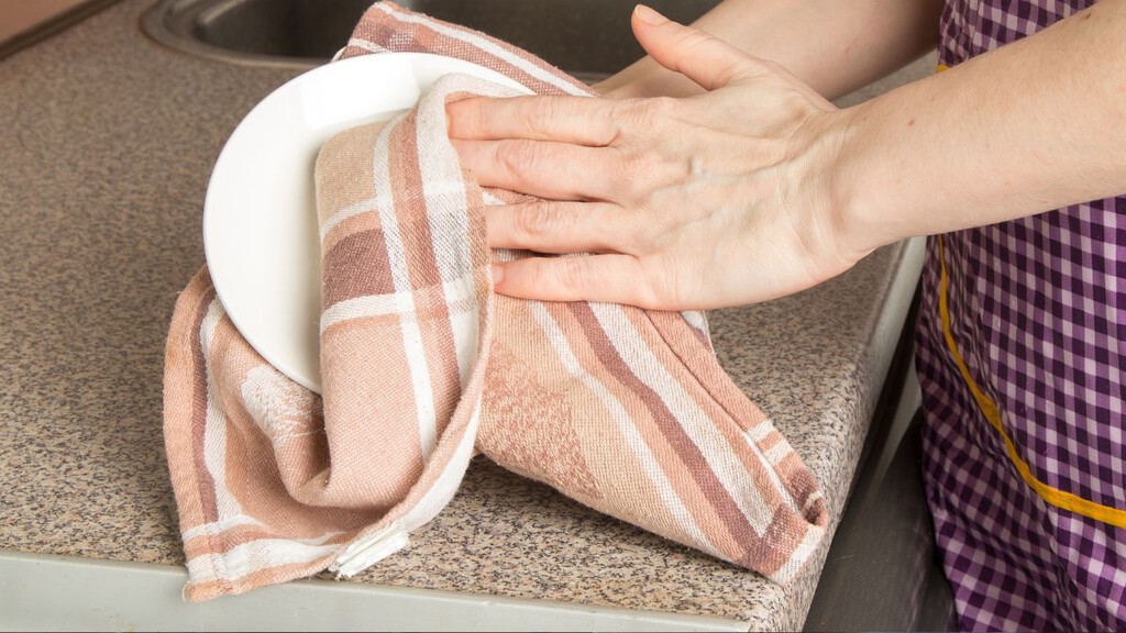 Cómo limpiar los trapos de la cocina para eliminar bacterias y suciedad ...