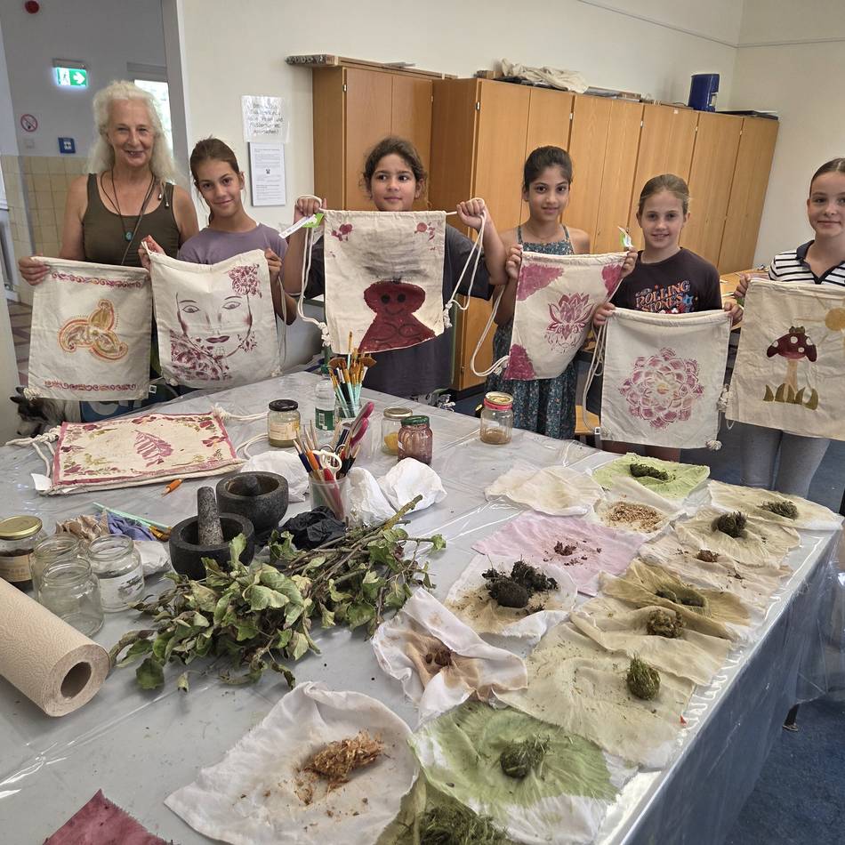 So stellt man Farben aus Pflanzen selbst her