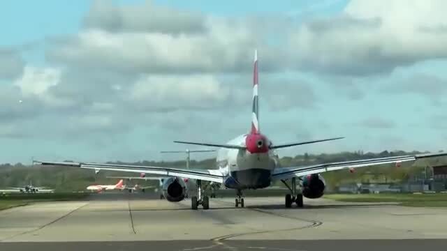 London Gatwick Ramp Action! 32 minutes of up-close planespotting | 4K