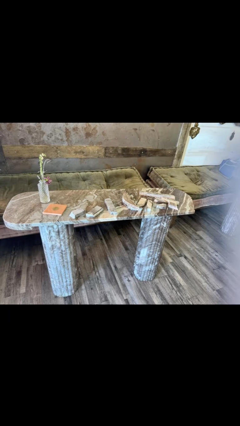 3-year-old breaks $1,600 marble table at NJ café — and mom claims they ...