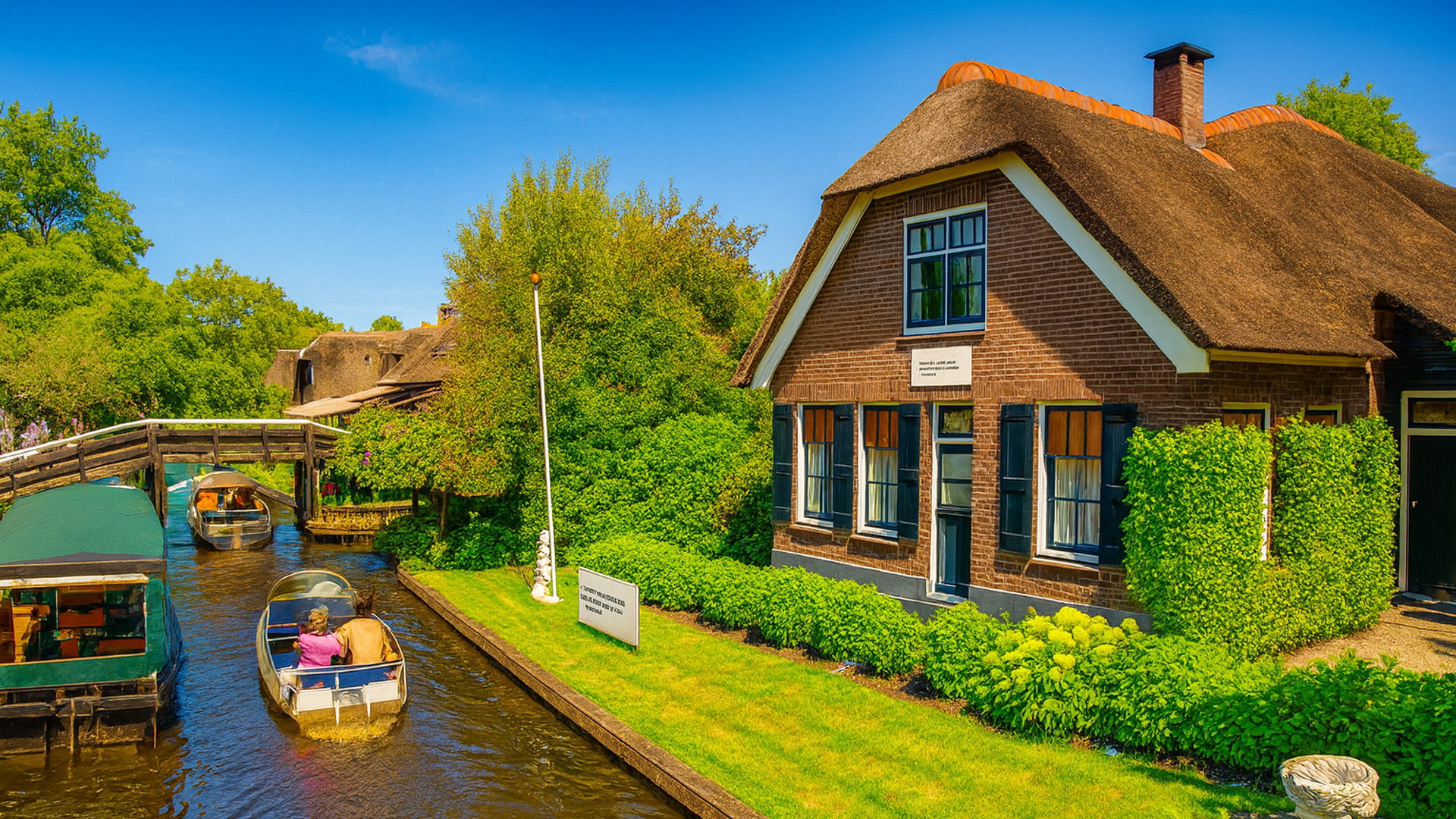 Walking Through Giethoorn – Dutch Fairytale Village with Canals (4K)