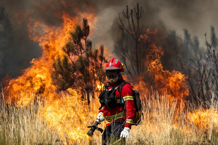 Cinco fogos continuavam ativos às 09:00