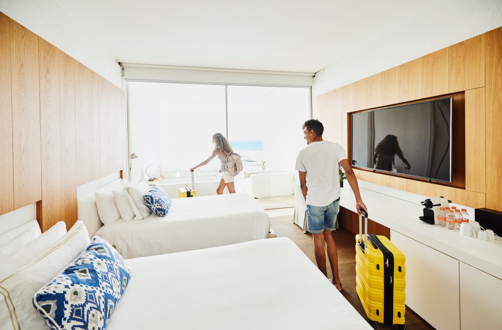 5 things hotel workers warn you should avoid touching in your room