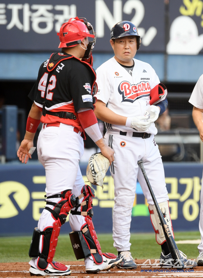 Yang Eui-ji, staring at Kim Tae-gun