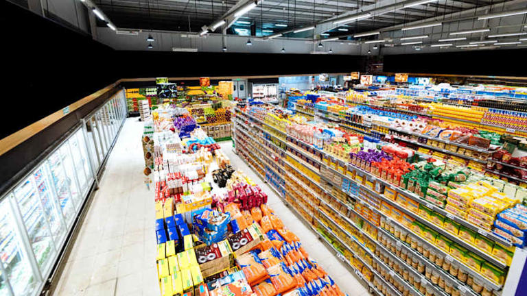 The Reason You Rarely See Windows in Grocery Stores