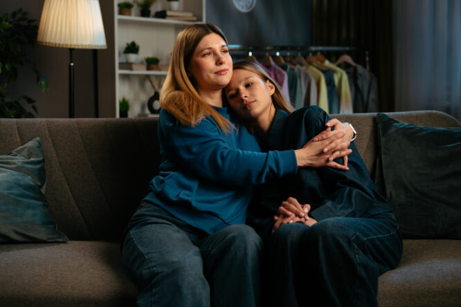 14 Obvious Signs You Had An Overprotective Parent Growing Up