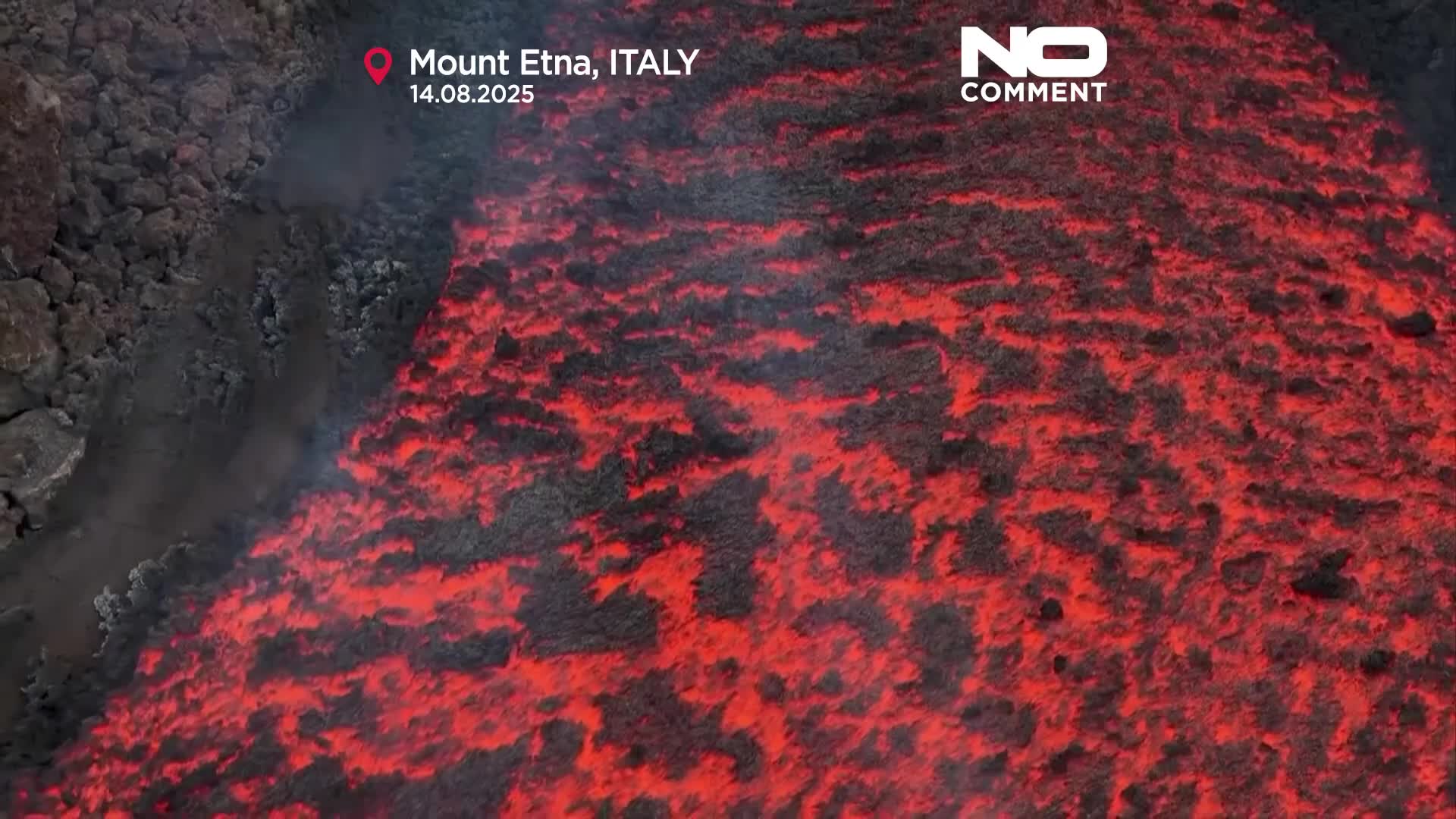 GUARDA: Nuova eruzione dell'Etna, la lava scende lungo i pendii