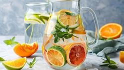 Cara Membuat Infused Water dan Kegunaannya, Jambu Biji dan Strawberry ...