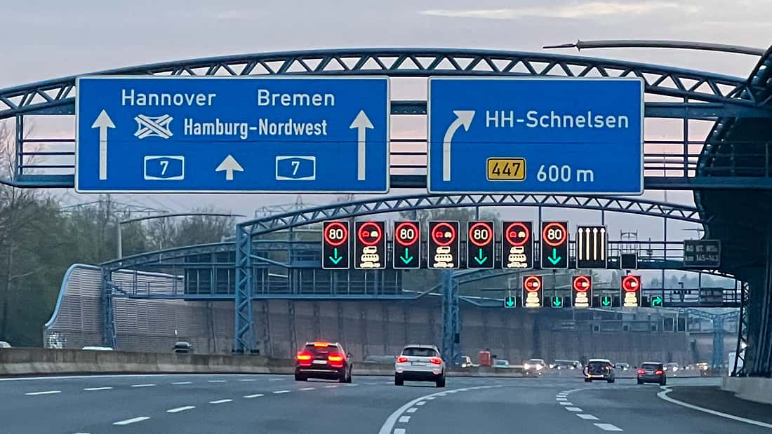 Deutsche Autobahnschilder: Warum sind die eigentlich blau?