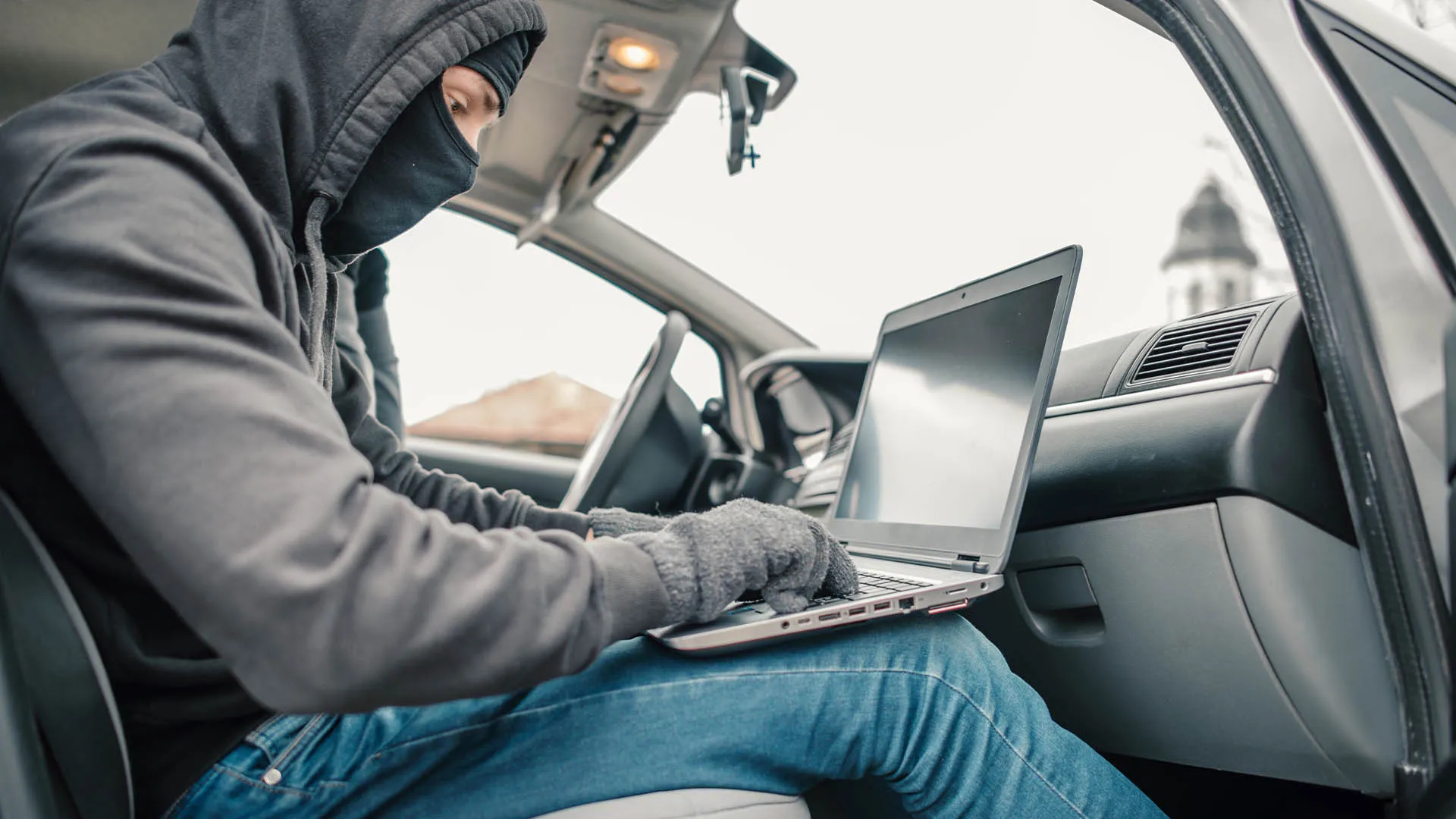 How Hackers Unlock Cars using Tyre Sensors