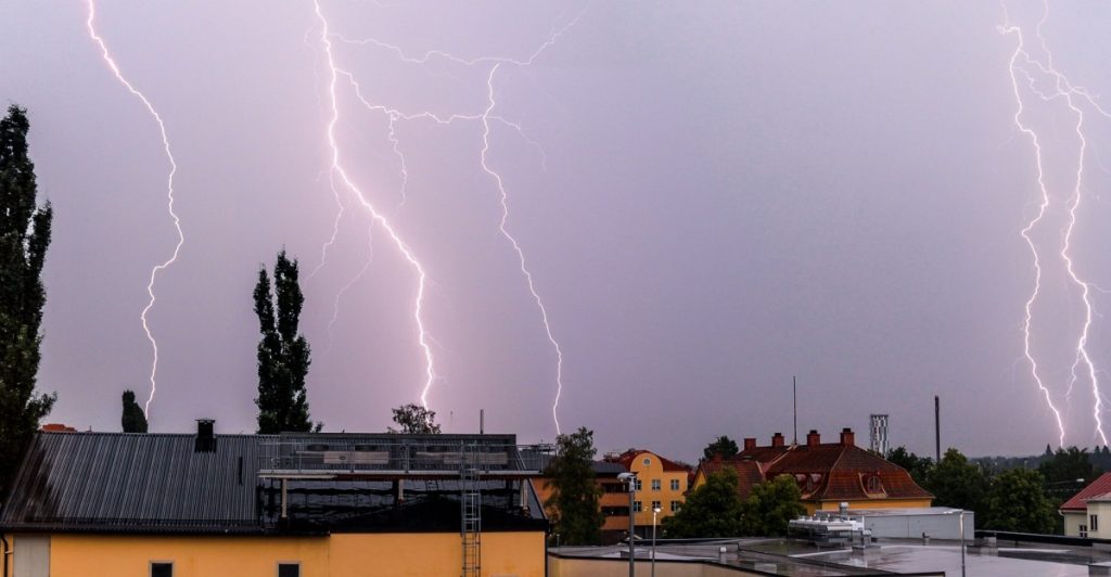 Starka blixtar och hårda vindar väntar – SMHI varnar för omfattande oväder