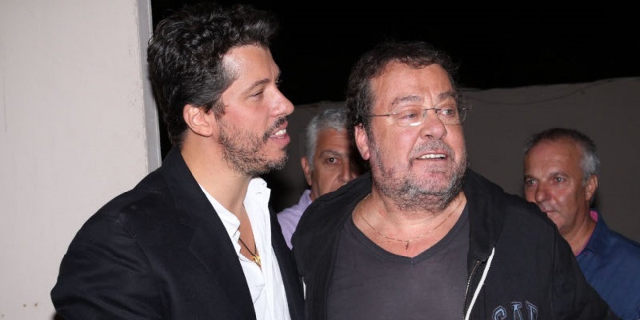 Και οι τρεις γιοι του Γιάννη Πάριου σε μια φωτό -Ποζάρουν με τις κόρες ...