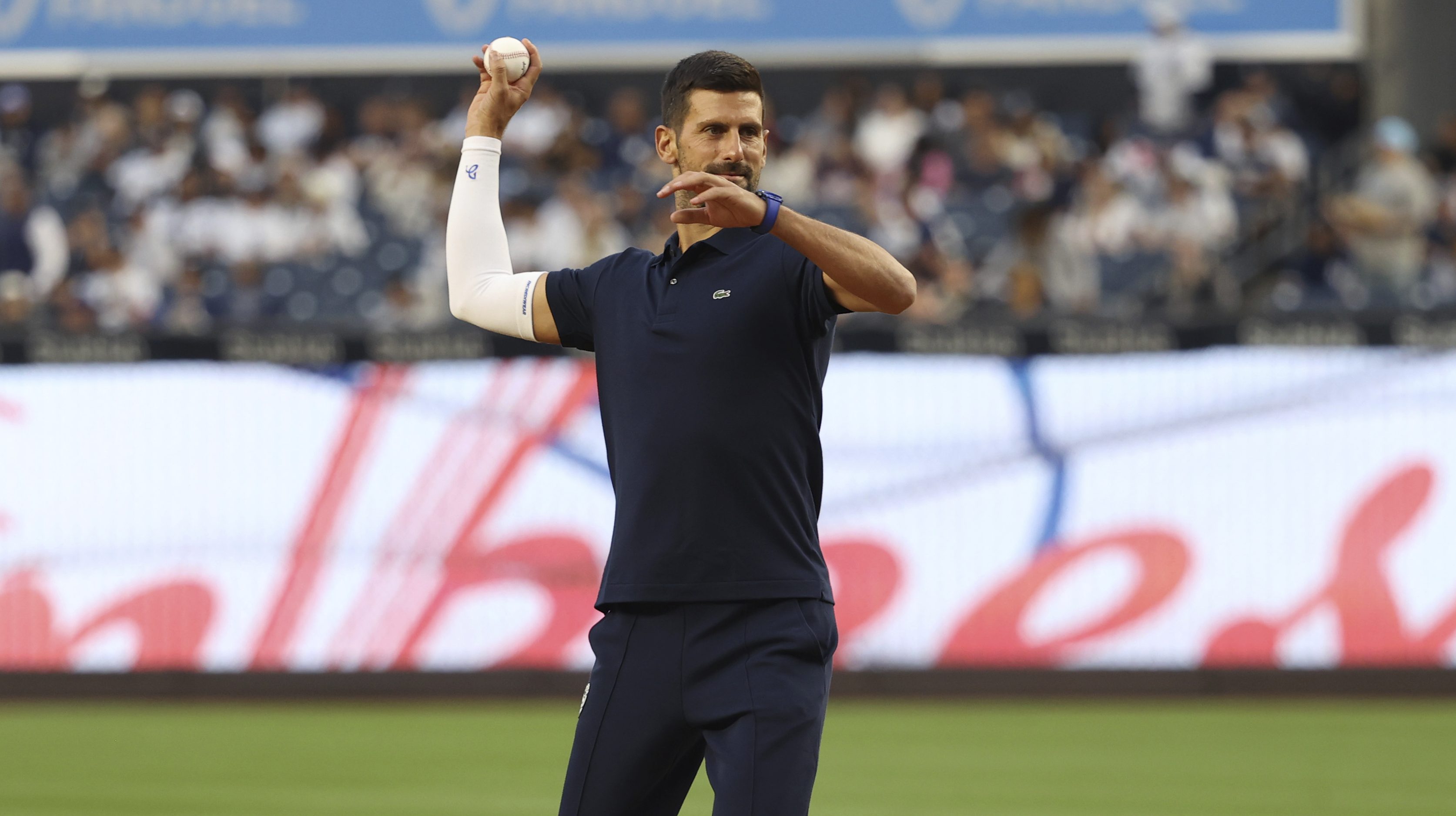 Novak Djokovic se lució con el lanzamiento ceremonial en la derrota de ...