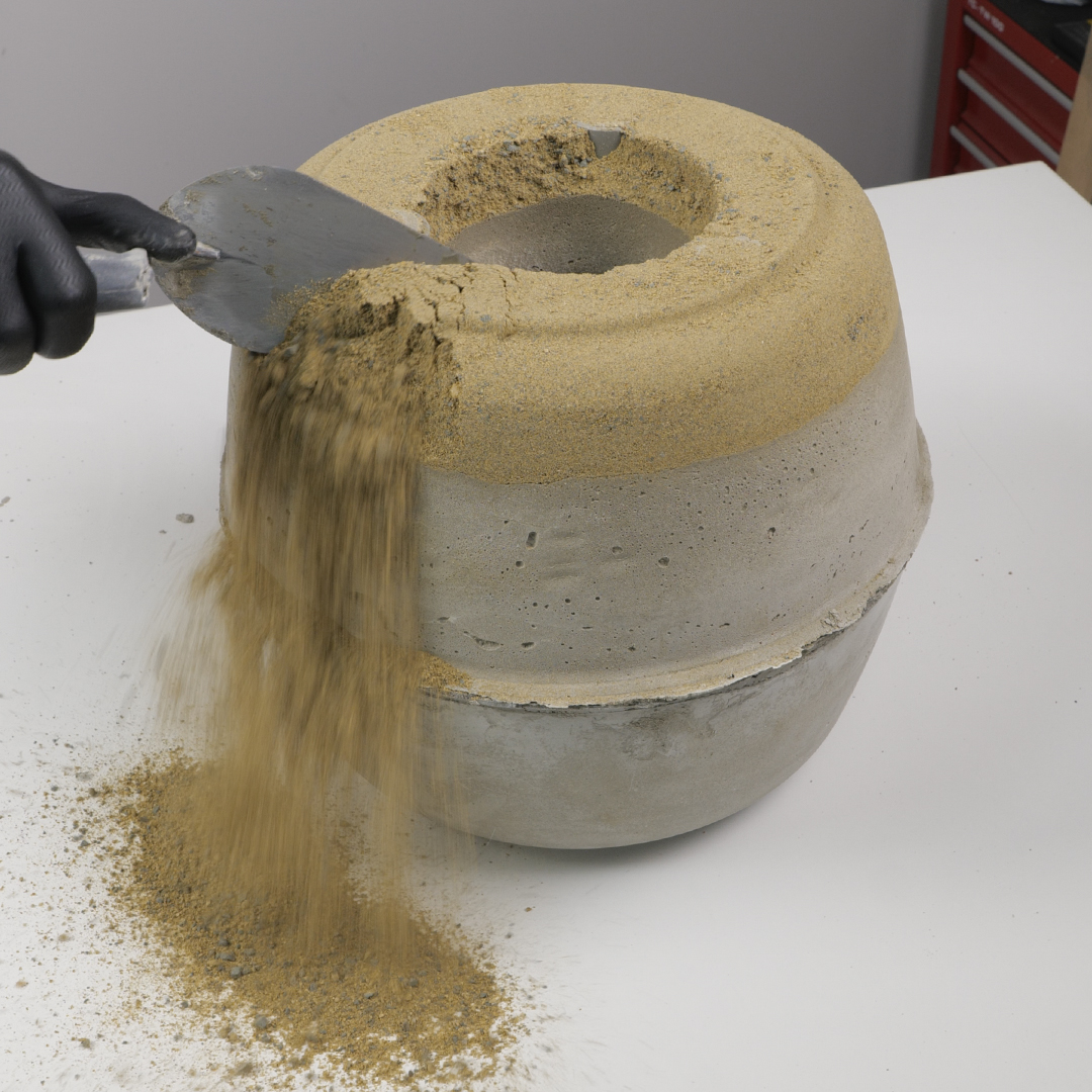 Creatieve houtkachel gemaakt uit cement en plastic pot mallen