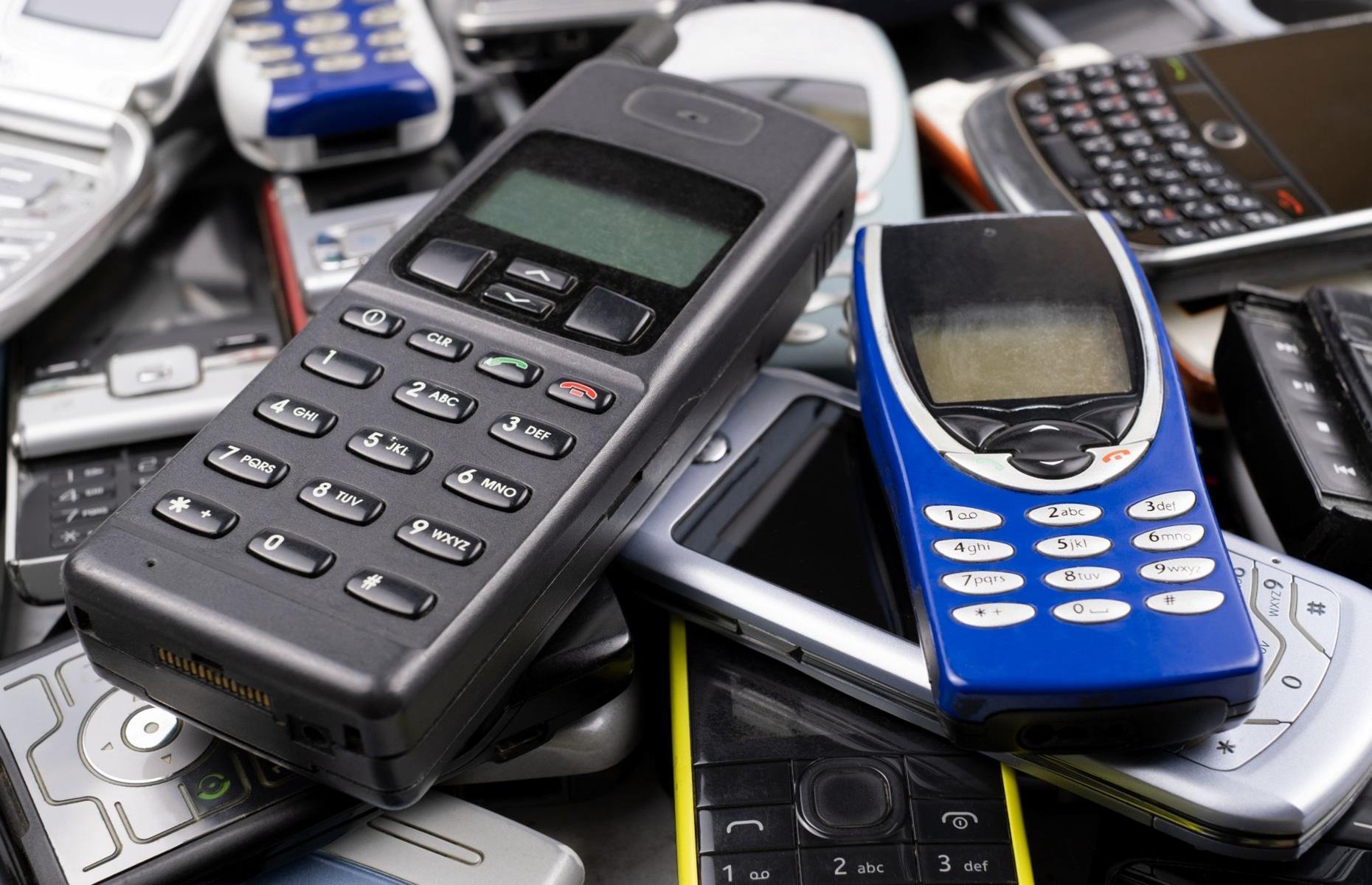25 teléfonos antiguos MUY valiosos que puede que tengas en casa