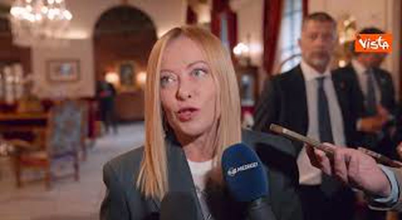 Meloni alza gli occhi al cielo prima del punto stampa con i cronisti a ...