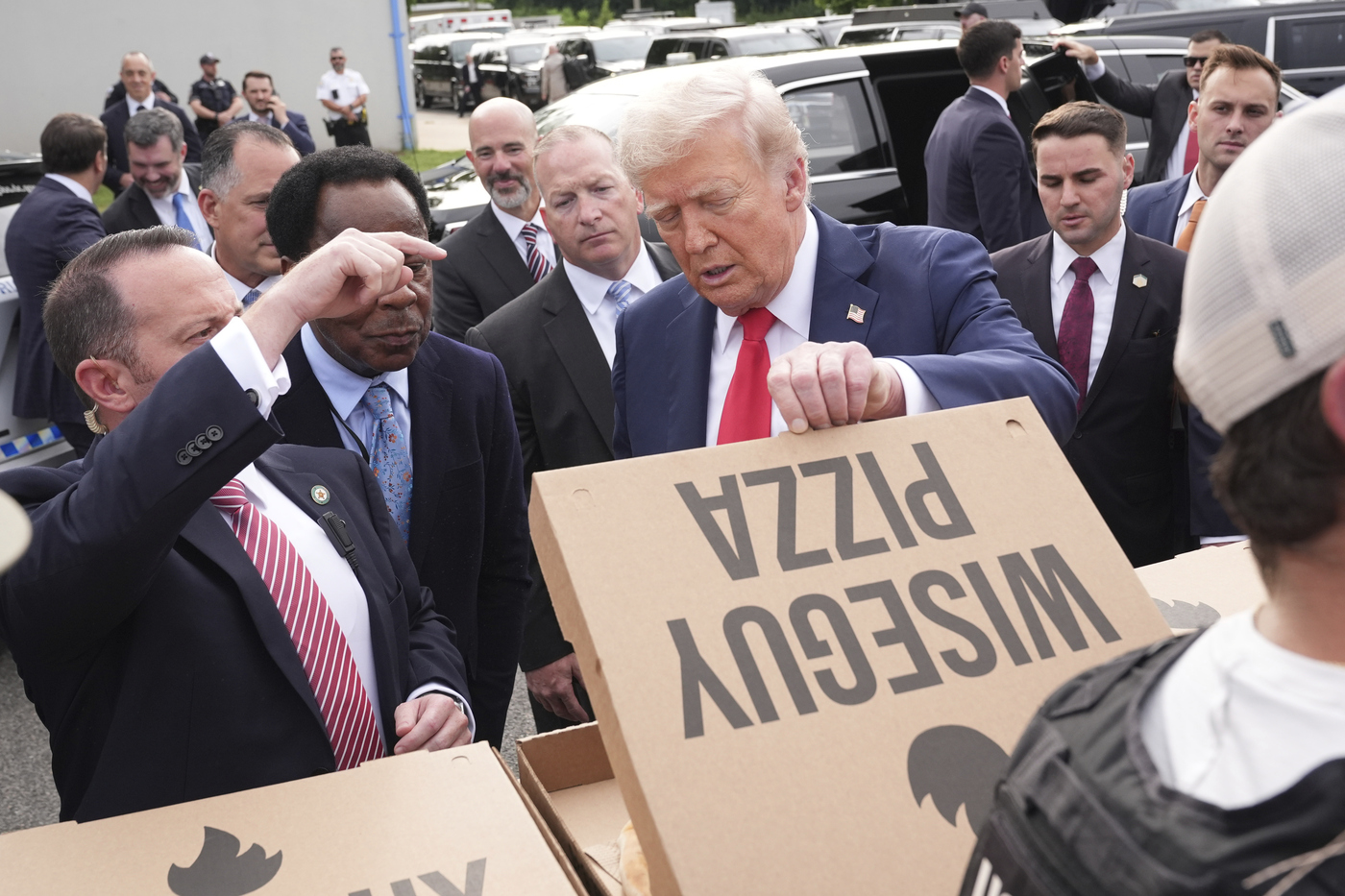 Trump-delivery, pizza e hamburger alla polizia che ha occupato le ...