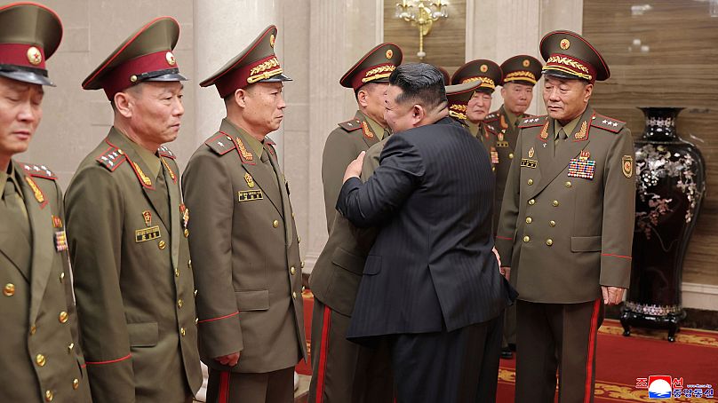 Kim Jong-un celebra una ceremonia para dar la bienvenida a los soldados ...