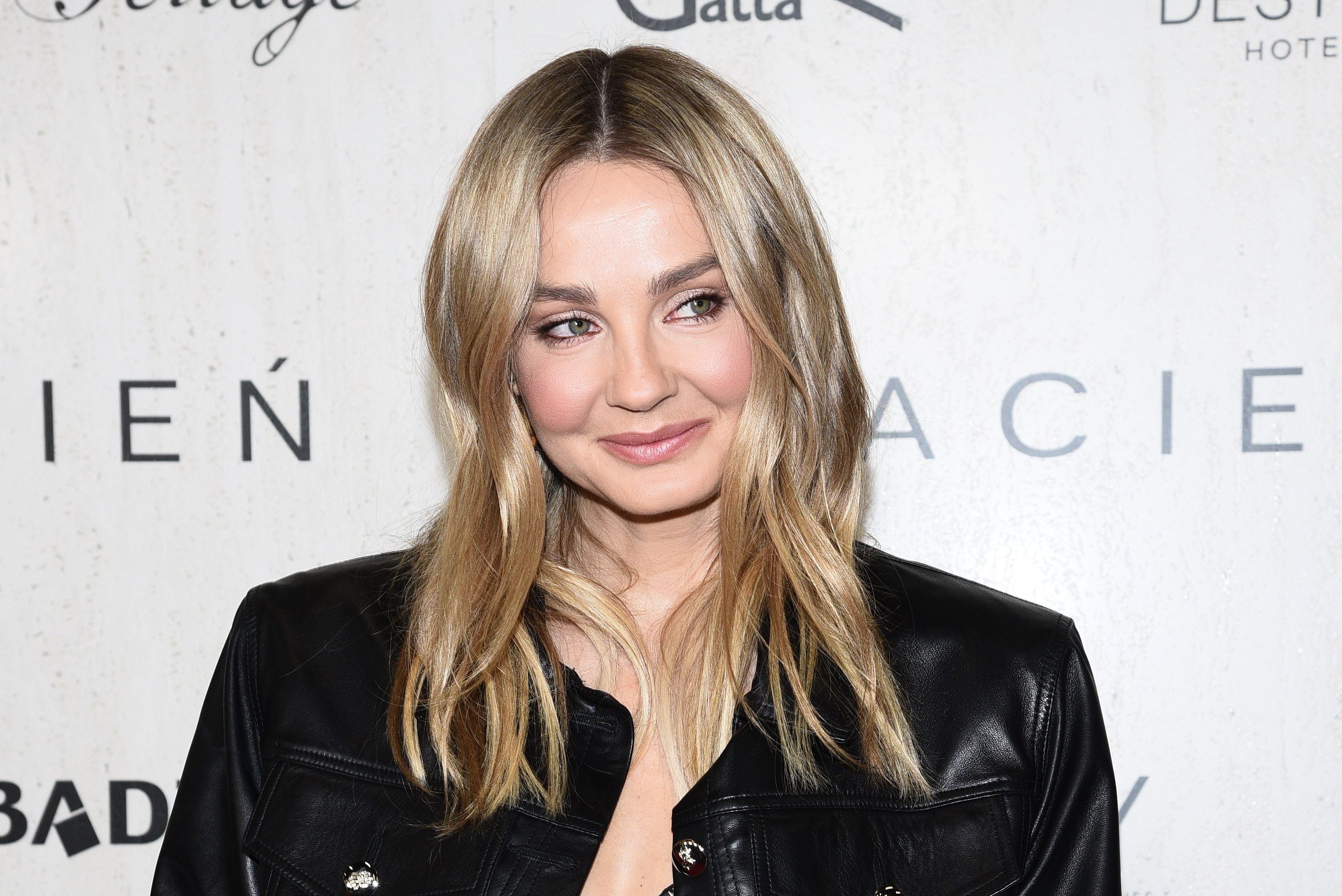 Sukienka polskiej marki w odcieniu „blush pink” to hit jesieni 2025 ...