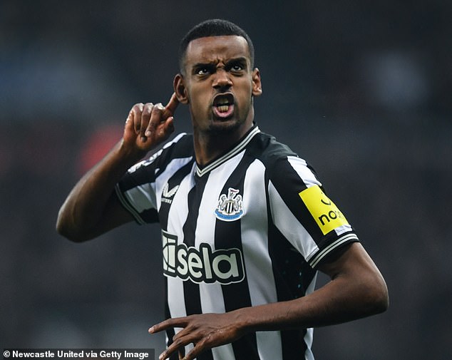 Jamie Carragher sends Liverpool huge warning over Alexander Isak and ...