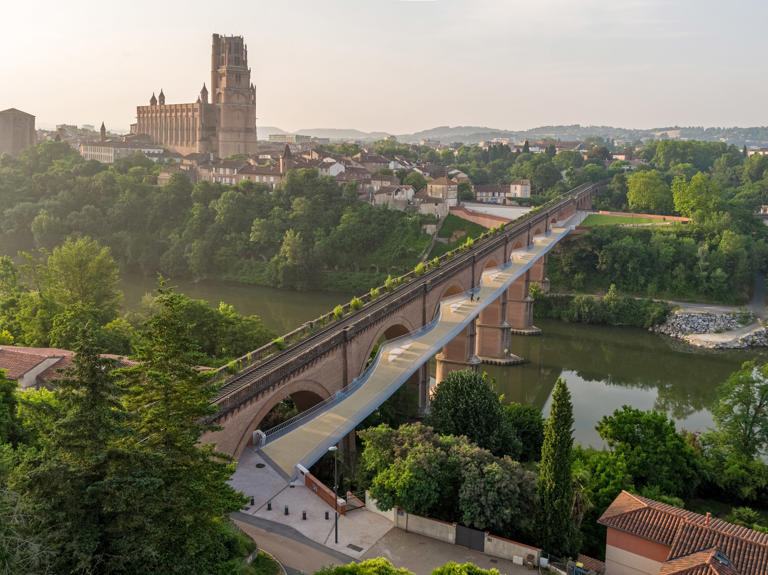 Ney and Partners curves footbridge between arches of French viaduct
