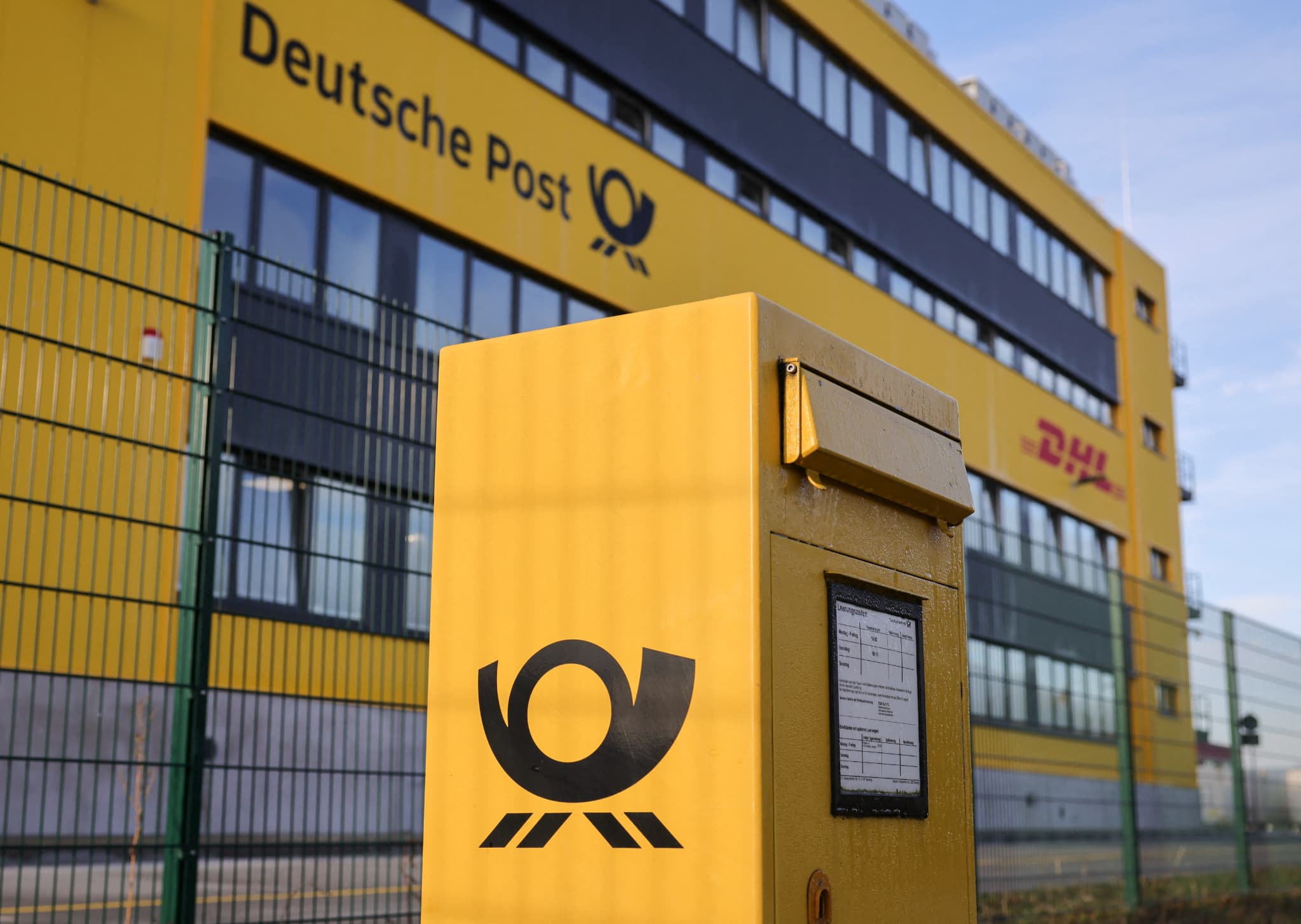 Face à l'incertitude provoquée par les droits de douane, la poste ...