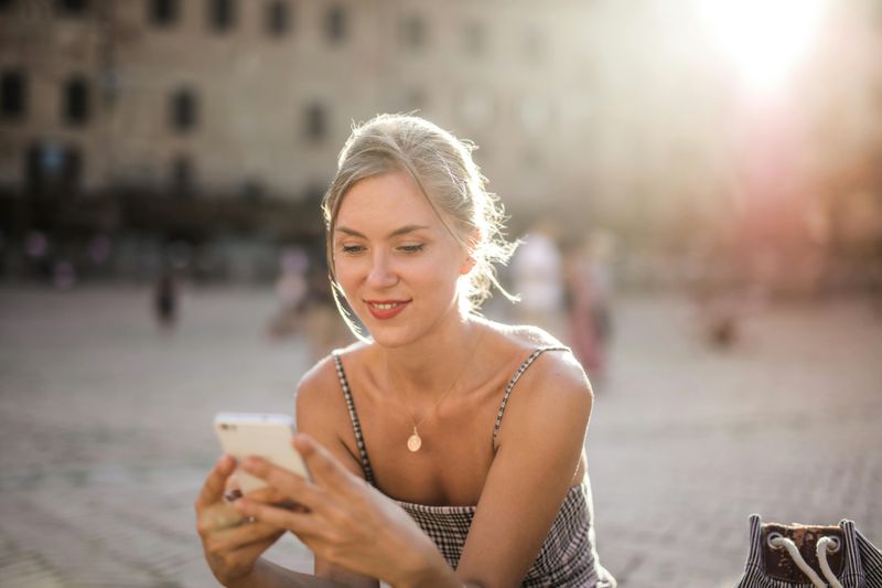 10 Small Gestures That Deepen a Relationship Instantly