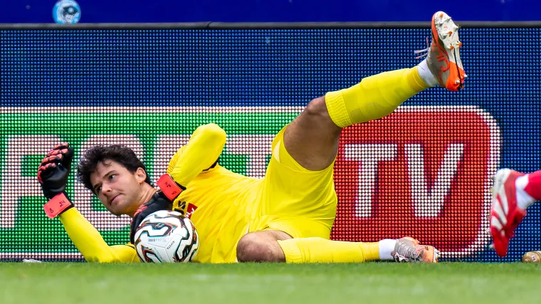 How tall is Senne Lammens? Height, stats of Man United goalkeeper transfer target impressing for ...