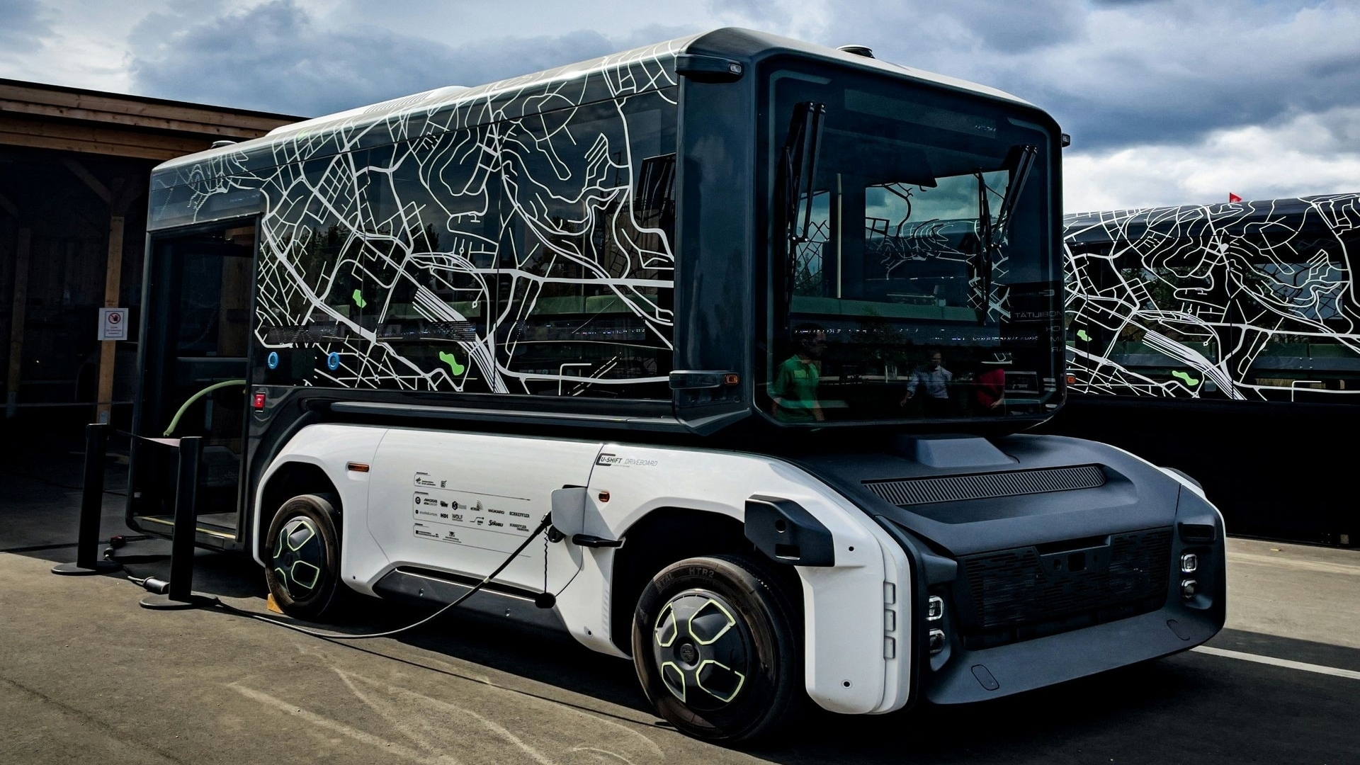 Hybrid delivery system using EVs and robots cuts parcel delivery costs ...