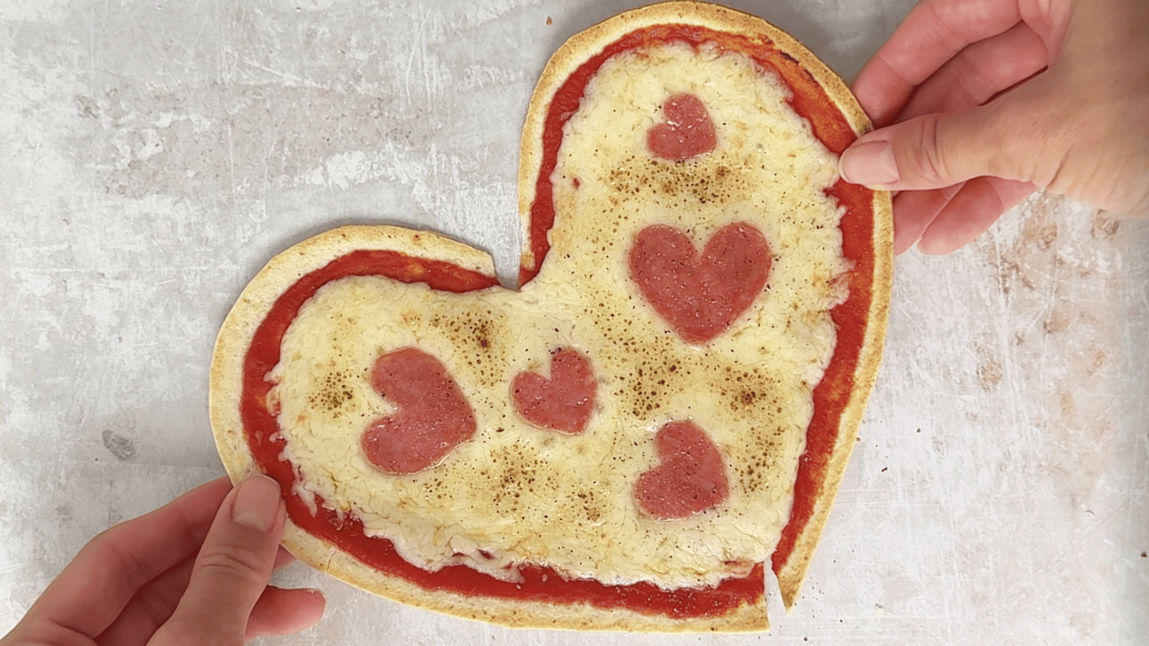 Pizza cuore infranto, Idea divertente per il tiro al formaggio