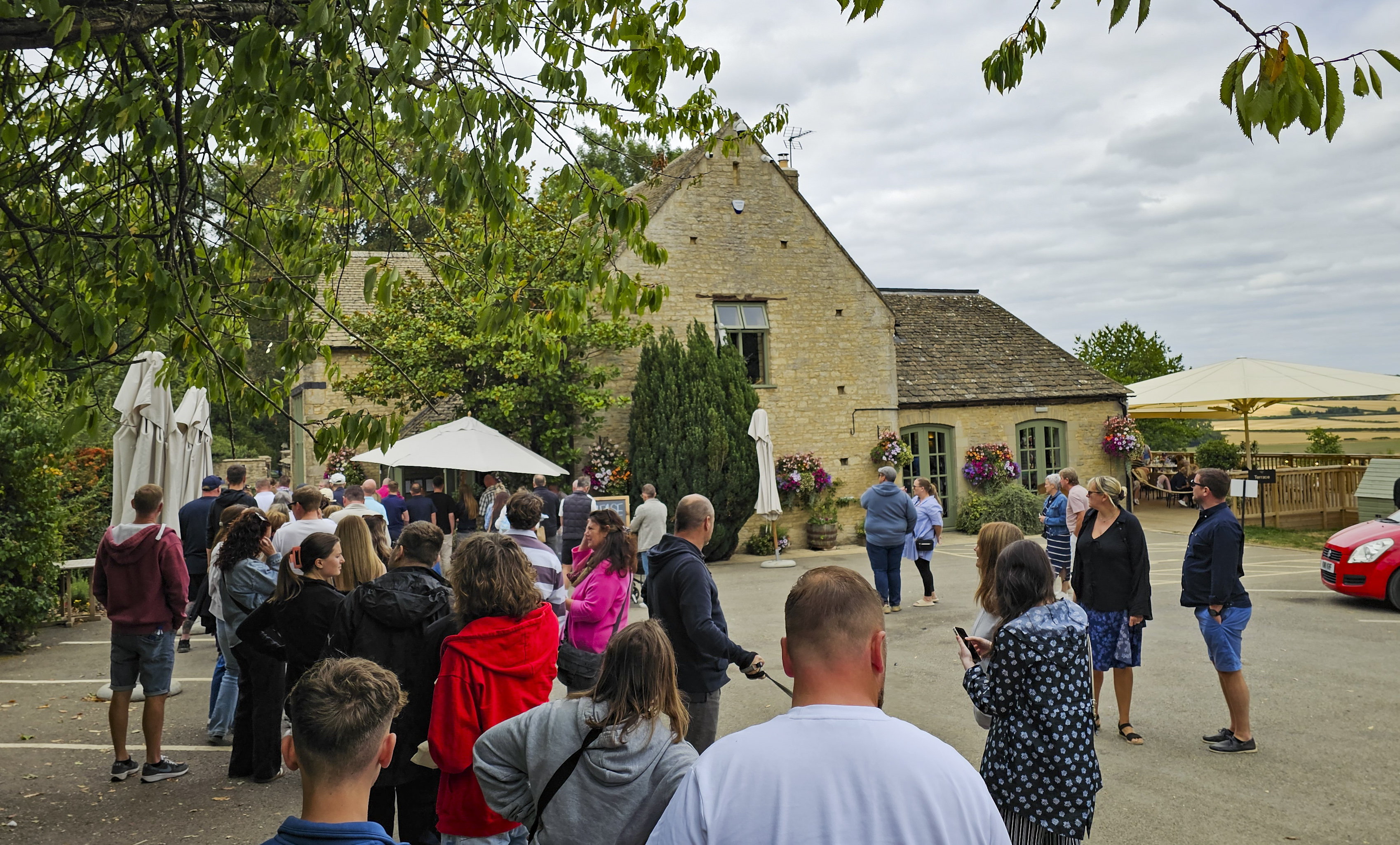 What Jeremy Clarkson's 'chaotic' Farmer's Dog pub is really like behind ...