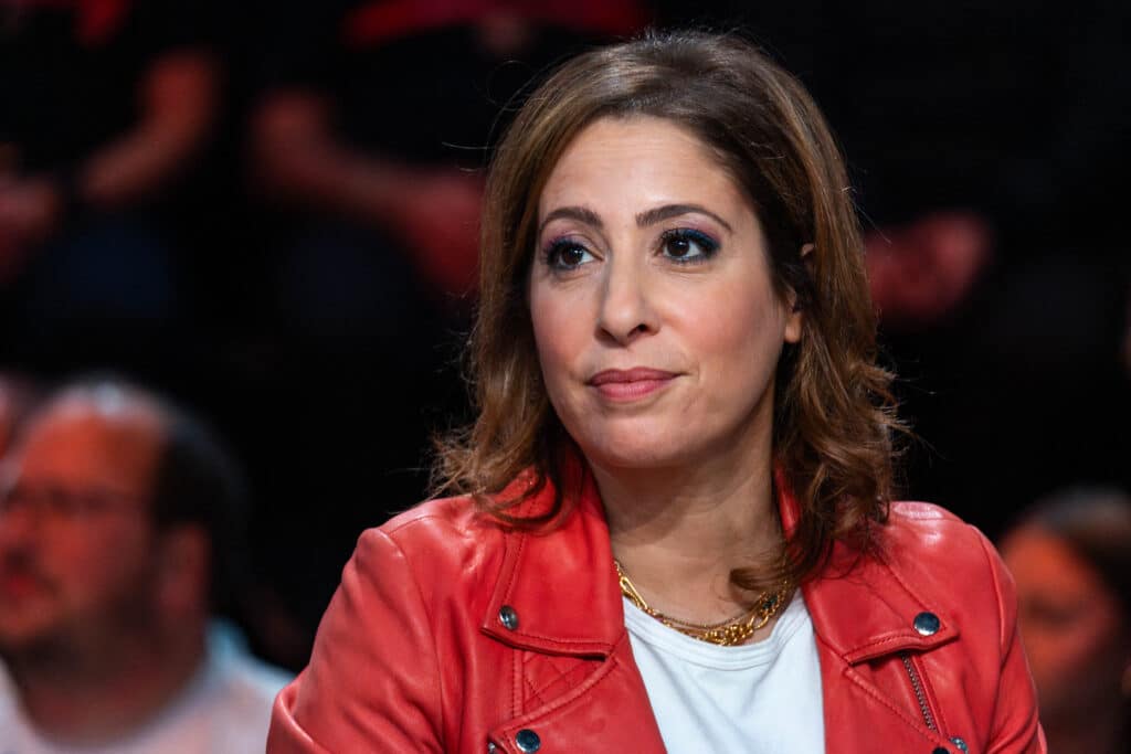 Léa Salamé : hop, hop, hop, fini de se la couler douce en Corse, la ...