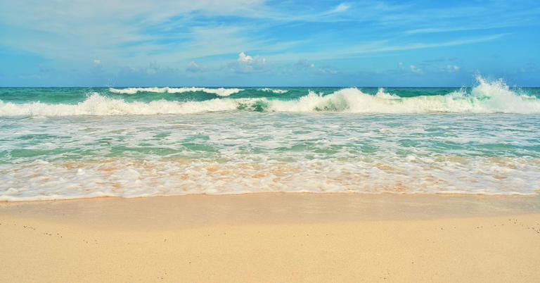 10 charming beach towns retirees can live on a monthly budget of $1,800 ...