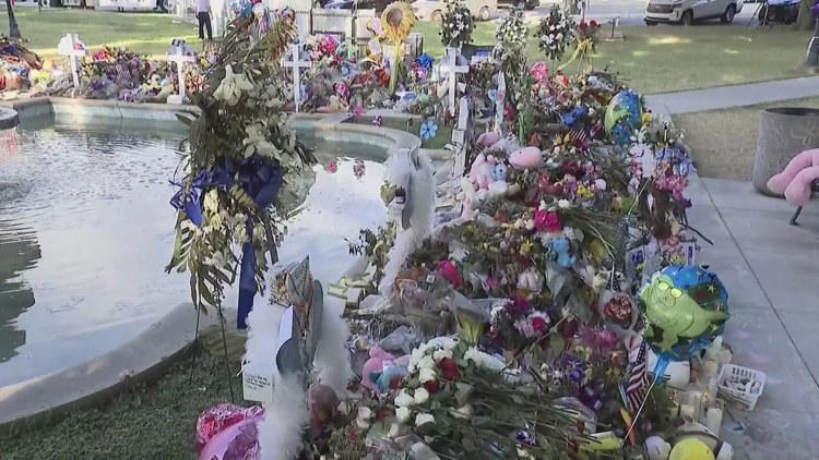 CNN: Uvalde school officials withheld key emails related to Robb ...