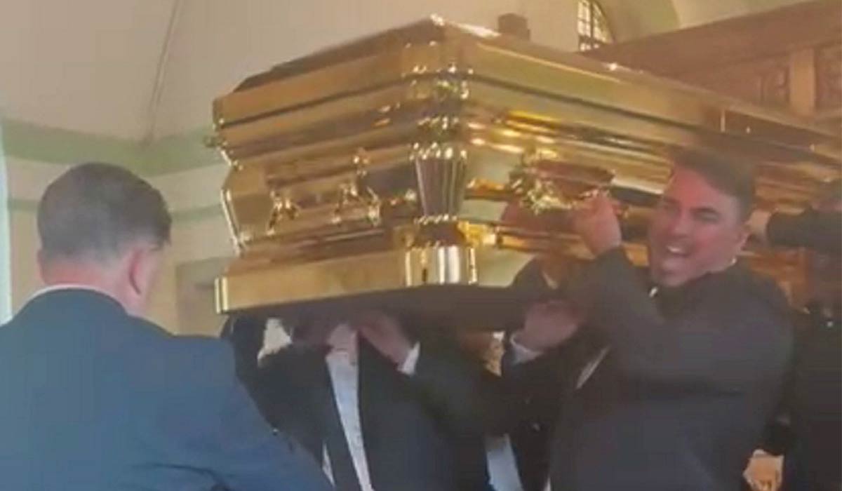 Traveller King is laid to rest in a solid gold coffin in London