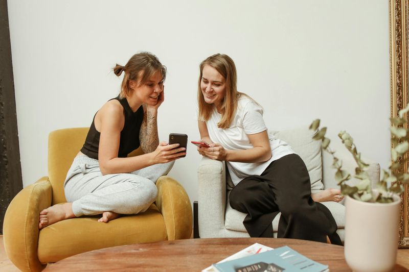 12 Behaviors That Reveal Someone Is Truly Comfortable Around You