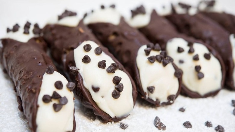 The 19 Best Spots To Grab A Cannoli In NYC