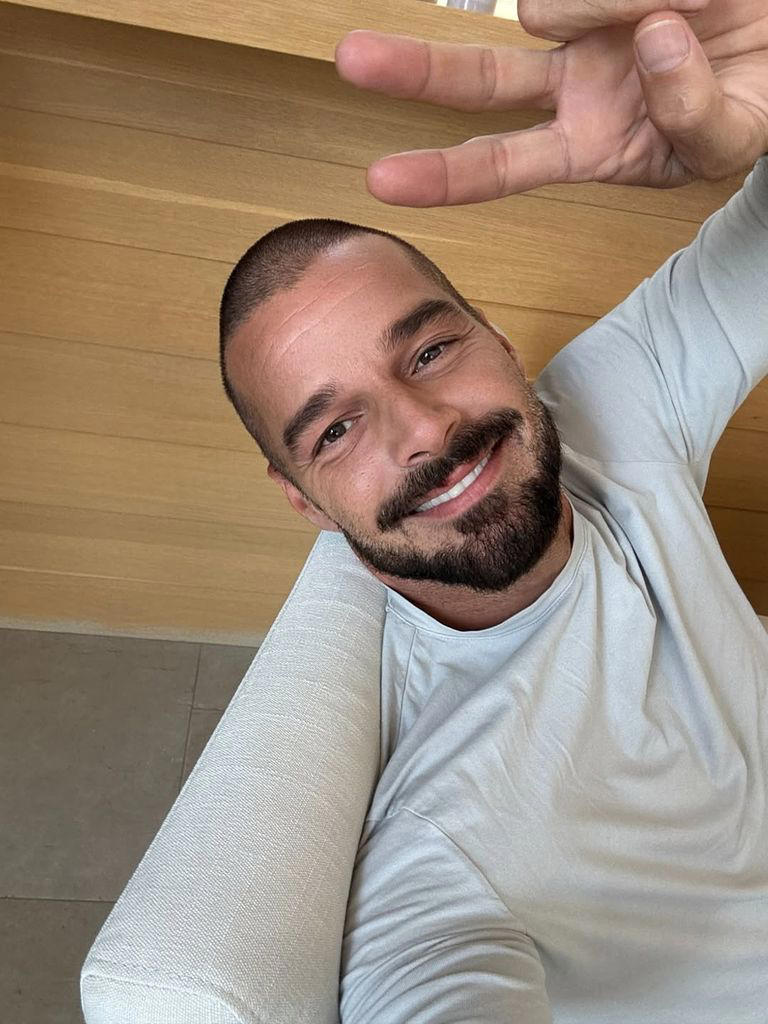 Ricky Martin presume un renovado look, tras sus 'accidentadas' vacaciones