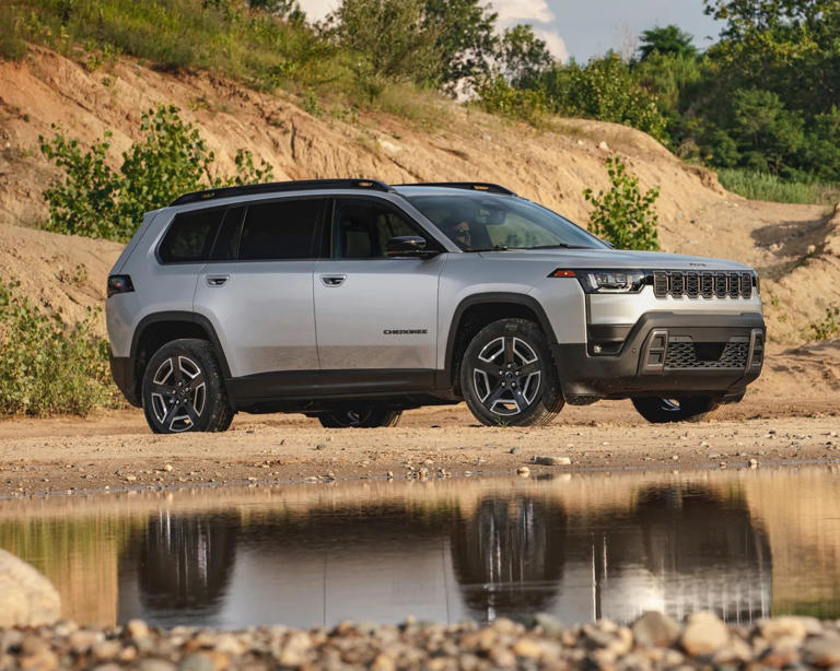 Jeep’s Cherokee Makes a Boxy Comeback With a Bold Change Under the Hood