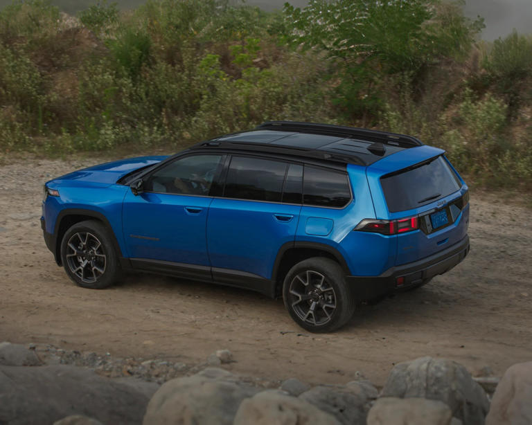 Jeep’s Cherokee Makes a Boxy Comeback With a Bold Change Under the Hood