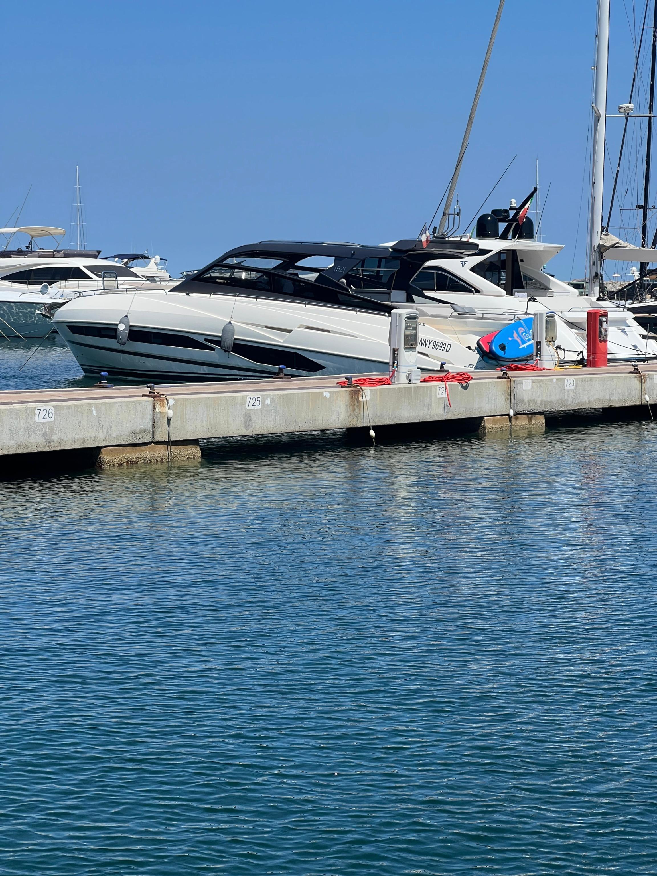 Giovane morto in barca a Olbia, resta il giallo sulle cause