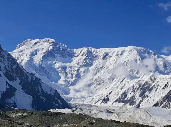 Tragedy on Pobeda Peak: Rescue Called Off as Weather Worsens
