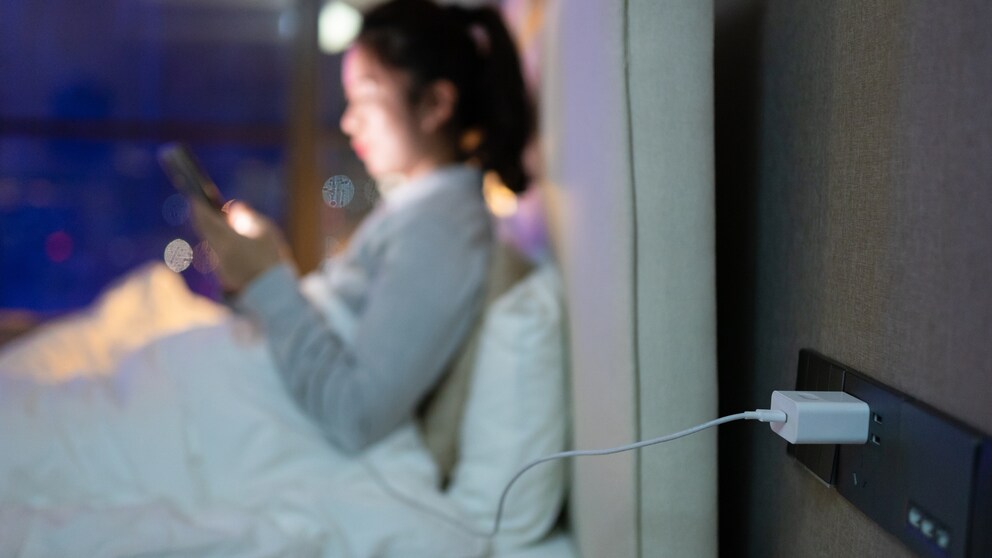 Warum man sein Smartphone niemals neben dem Bett aufladen sollte