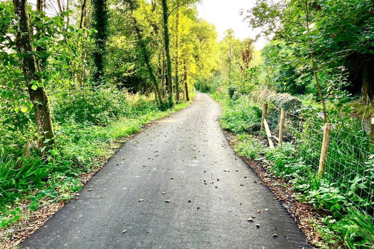 Valley of tranquility graced with castles, pretty villages and gardens ...