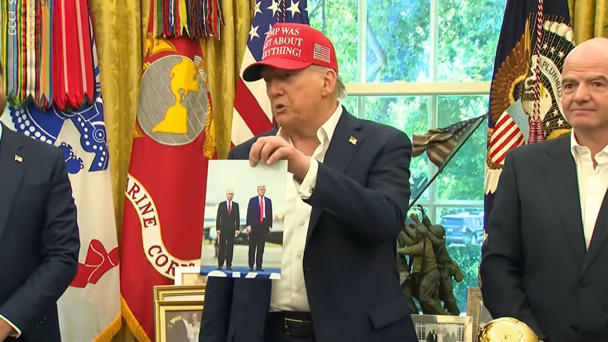 Bisarre scener i Det ovale kontor: Trump fikk bilde i posten av Putin